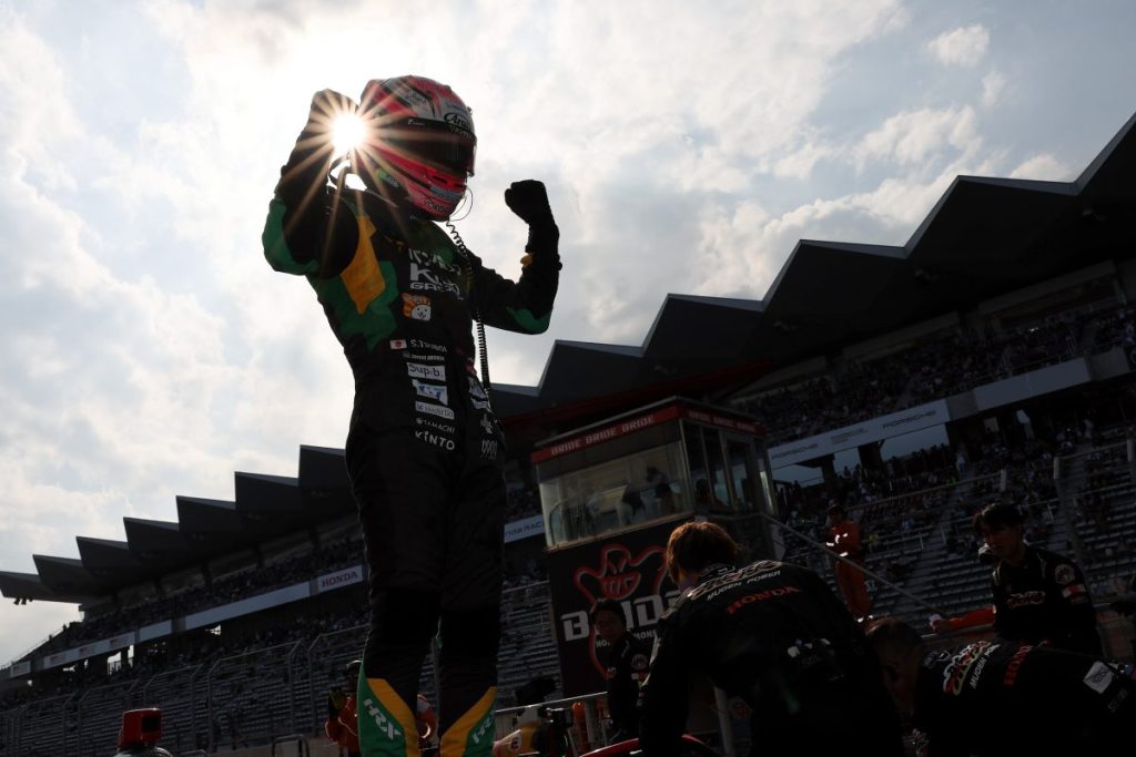 「第1回瑶子女王杯(Princess Yohko Cup)」 栄えある賜杯を下賜されたのは坪井翔｜SUPER FORMULA 公式WEBサイト