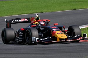 「第1回瑶子女王杯(Princess Yohko Cup)」 栄えある賜杯を下賜されたのは坪井翔｜SUPER FORMULA 公式WEBサイト