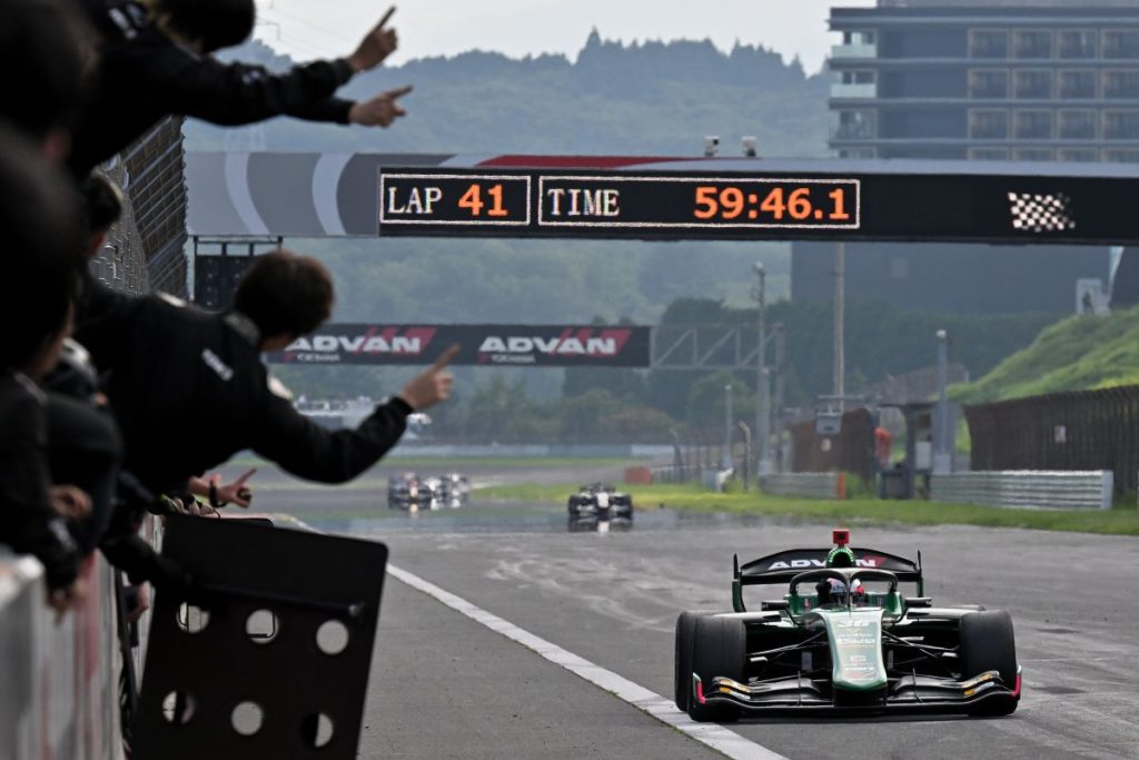 「第1回瑶子女王杯(Princess Yohko Cup)」 栄えある賜杯を下賜されたのは坪井翔｜SUPER FORMULA 公式WEBサイト