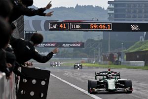 「第1回瑶子女王杯(Princess Yohko Cup)」 栄えある賜杯を下賜されたのは坪井翔｜SUPER FORMULA 公式WEBサイト