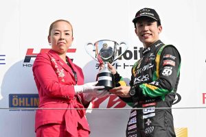 「第1回瑶子女王杯(Princess Yohko Cup)」 栄えある賜杯を下賜されたのは坪井翔｜SUPER FORMULA 公式WEBサイト